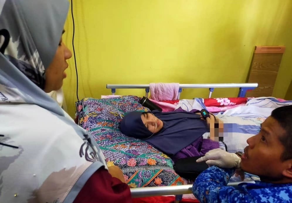 Ziarah kasih pegawai APM BPSM terlantar sakit - NasionalDaily