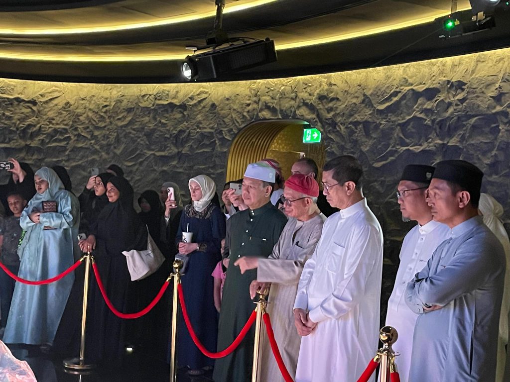 Dr. Zul, Azmin terima jemputan melawat Pameran Muzium Antarabangsa ...